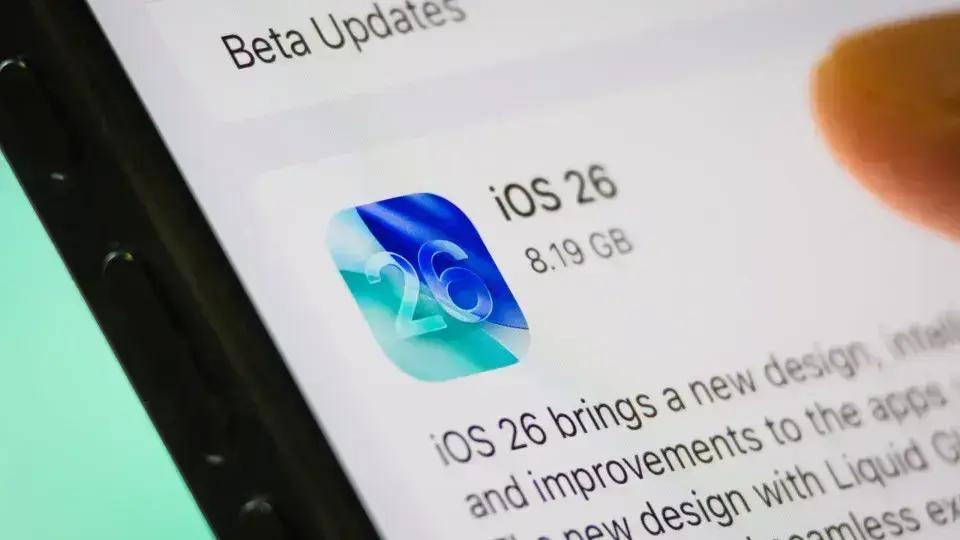 Apple lança iOS 26 com novo visual e recursos incríveis